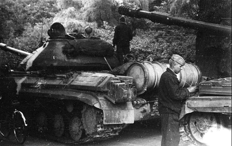 프라하 거리의 침략자 소련군의 T-10 중전차 - Soviet T-10M Tanks invader on the streets ...