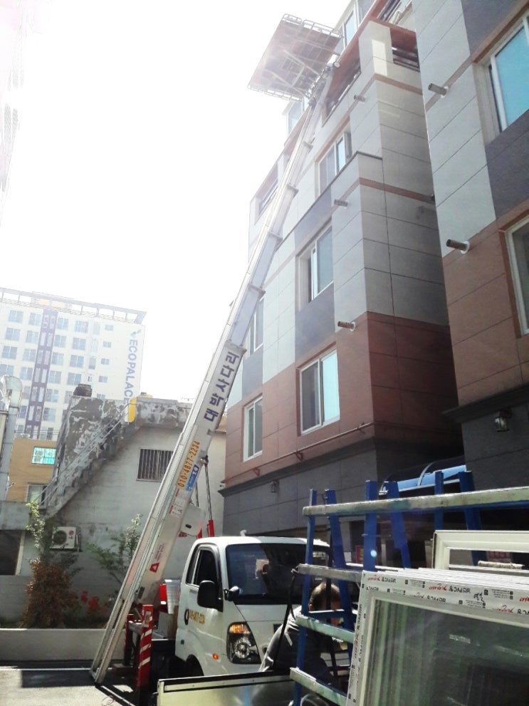 부산대박사다리차 영도사다리차 부산사다리차 동삼동사다리차 초장동사다리차 완월동사다리차 송도사다리차 완월동 신축빌라 샷시양중작업