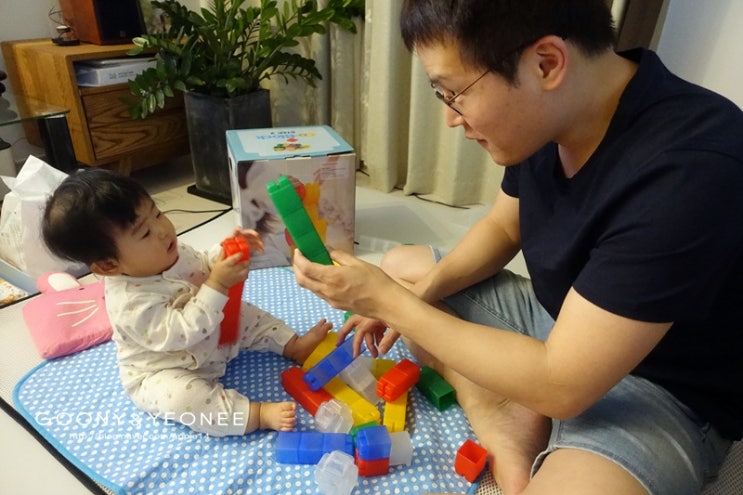 생후 7개월 아기발달 아빠와 함께 코블록 소근육 발달 놀이하기 초보육아아빠 네이버 블로그