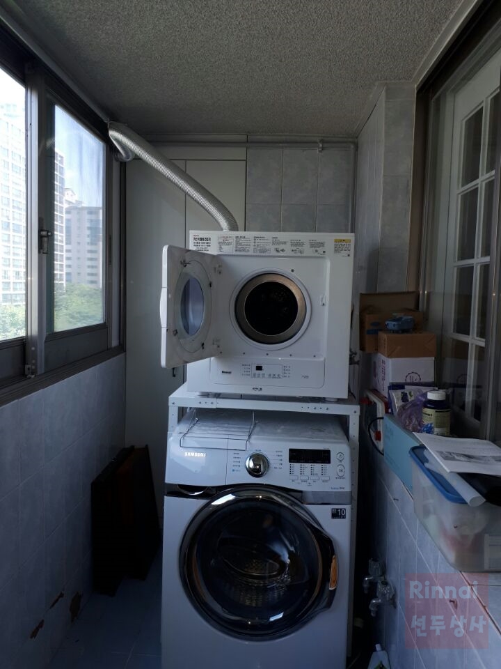 린나이 가스건조기 가스배관공사 후 건조기 설치 고양시 덕양구 현대아파트 배관연통 보조샤시시공 높은거치대 위 건조기 설치