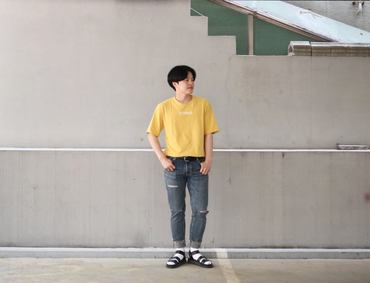 데일리룩 082 샌들 양말 코디 남자 노란색 티셔츠 피스워커 스톤워커 Ds 제이다울 샌들 유니클로 양말