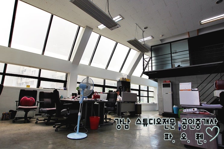 강남 지상 스튜디오임대 층고4미터 복층인테리어 옥상사용 테라스 룸4개 냉난방기 완비 주차가능 쾌적한 주위환경