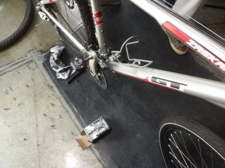 꽤 오랫동안 방치되어 있던 자전거를 얻었는데 수리해서 타보려고 해요. GT XT급 엠티비 자전거 전체점검 및 앞바퀴 타이어 교체 ...