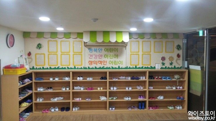 용인 아이원유치원어닝게시판원훈유치원게시판예쁜어닝유치원현관인테리어유치원환경판나무게시판원목인테리어생일판알림판