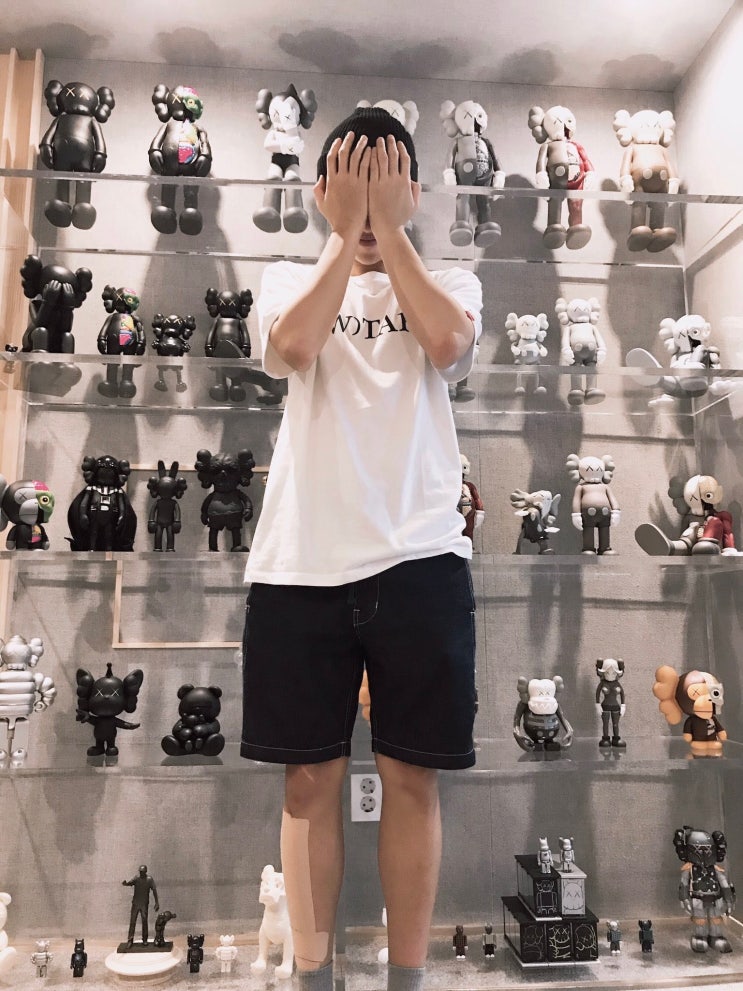 BTS 방탄 브이앱 랩몬 스튜디오엔 아트토이 KAWS 카우스 피규어가 한가득!! : 네이버 블로그