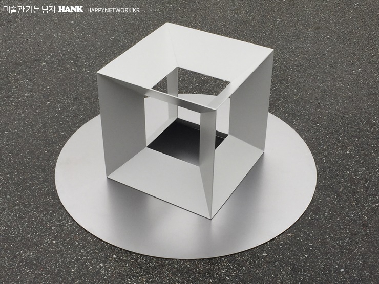 탈평면적 조각을 선보인 홍명섭 작가의 개인전... 갤러리엠 : 네이버 블로그