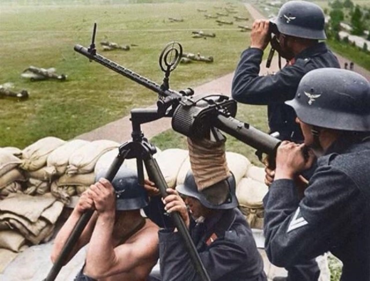 독일군의 대공용 MG-15 경기관총- WW2 German Luftwaffe Anti Air setting up an MG-15 ...