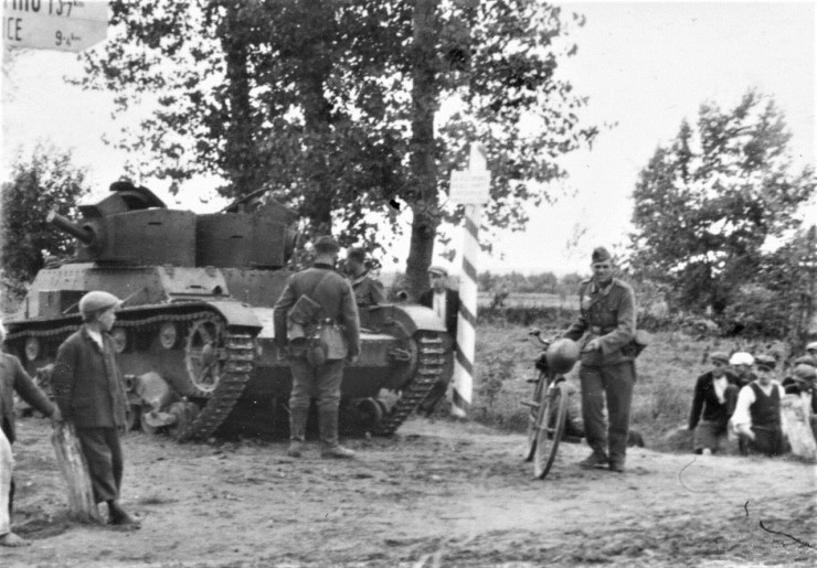 버려진 폴란드군의 7TP 트윈 포탑 경전차 - Abandoned Polish Army 7TP twin turret Light ...
