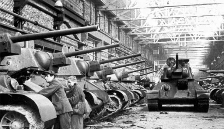 소련 우랄지역 니즈니 타길 183 탱크 공장의 T-34/76 탱크 생산 라인 - Soviet Ural Nizhni Tagil ...
