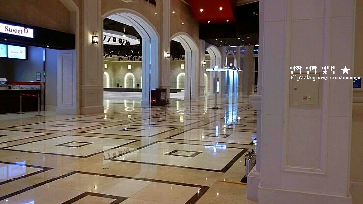 롯데시네마 월드타워점 + '너의 이름은' 원화 전시 사진들 ♬ : 네이버 블로그