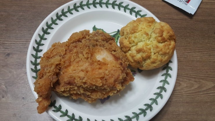 KFC 치킨에 비스킷 맛있긴한데 가격이 아쉽네... : 네이버 블로그