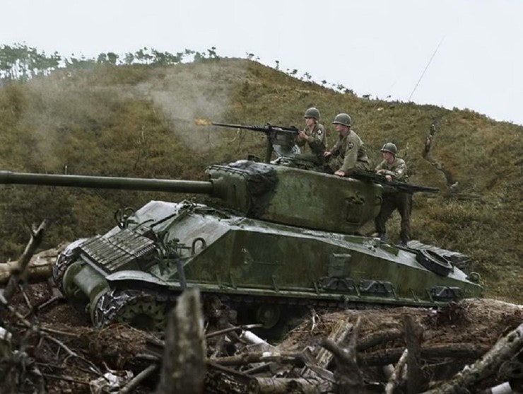 한국 6.25전쟁중 미군 M4A3E8 셔먼전차의 M2 중기관총 발사 - U.S Army M4A3E8 Tank M2 Heavy ...