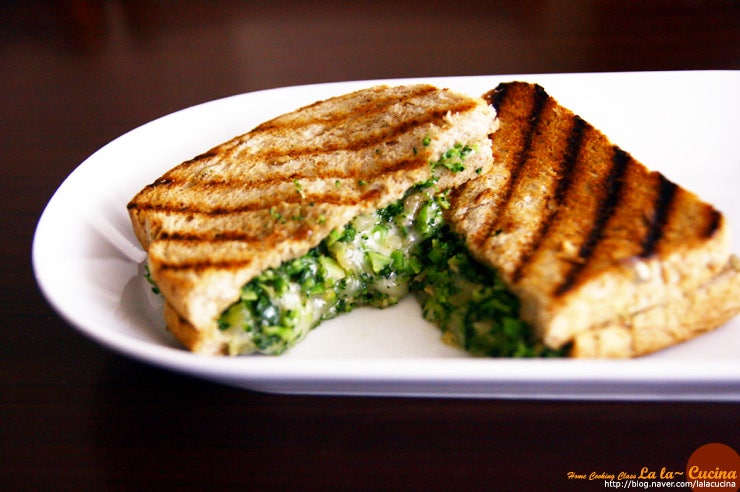 브로콜리 프로볼로네 치즈 파니니 샌드위치 만들기, Provolone and Broccoli Rabe Panini, 파니니 ...