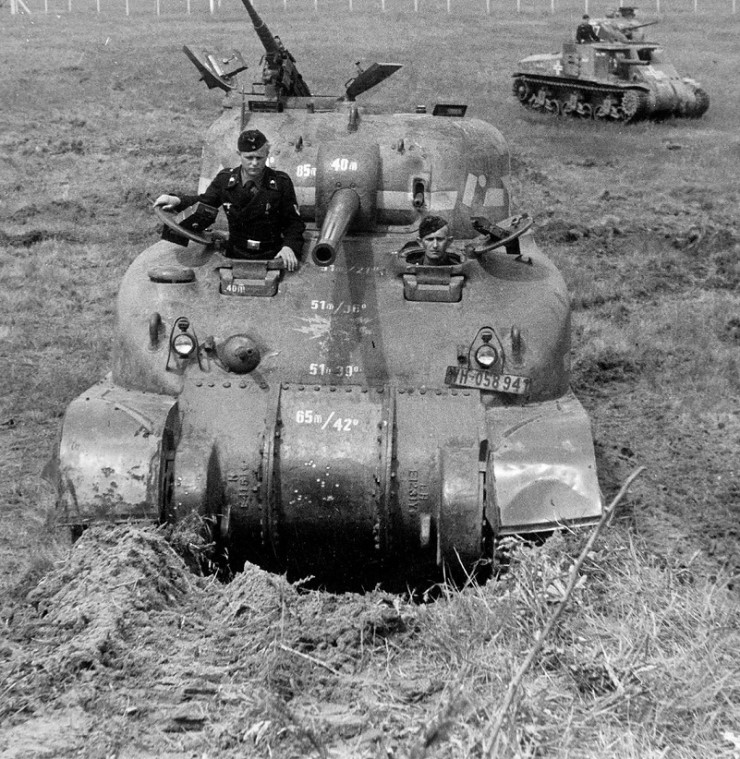 독일 쿠머스도르프 무기 시험장의 미국 M4A1 셔먼전차 Captured U.S M4A1 Sherman Tank in the ...