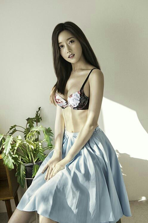 보디가드, '오승아-윤박' 꽃무늬 언더웨어 화보 공개 : 네이버 블로그