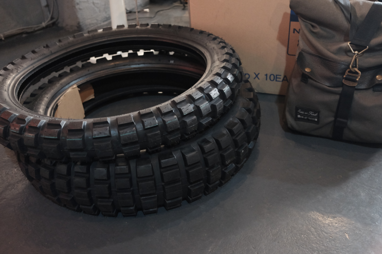 트라이엄프 스크램블러 타이어 교체!! - 컨티넨탈 TKC-80 : 네이버 블로그