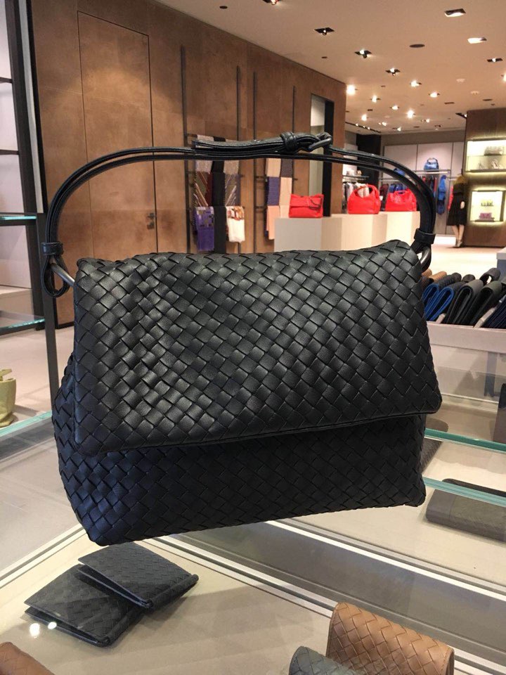 BOTTEGAVENETA 보테가 베네타 인트레치아토 플랩 숄더백 블랙 초특가! : 네이버 블로그