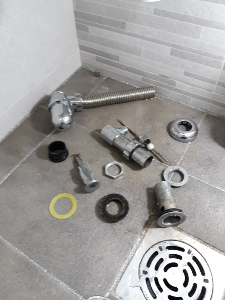 부산강서구 화전동 원룸건물 윗층에서 물사용하면1층화장실 하수구역류 변기물천천히내려감 잘안내려감 공용하수구 배관막힘 막힌곳뚫음