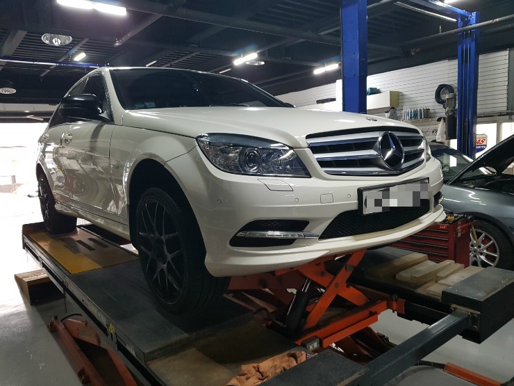루카스 벤츠 W204 C200k차량 앞뒤브레이크정비 수리 브레이크패드교환 디스크로터교환 패드센서교환 엔진오일교환 일산수입차정비