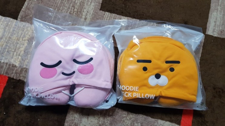 카카오프렌즈샵 어피치 라이언 후드목베개 비행기필수품 : 네이버 블로그