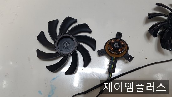 AMD 라데온 RX 200 시리즈 RX 280 그래픽카드 쿨러 불량으로 쿨러 교체합니다. : 네이버 블로그