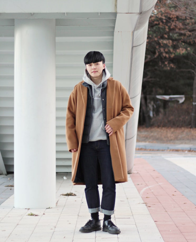 데일리룩 107 남자 카멜 코트 코디 어커버 코트 앤더슨벨 후드티 이스트쿤스트 패딩조끼 유니클로 셀비지
