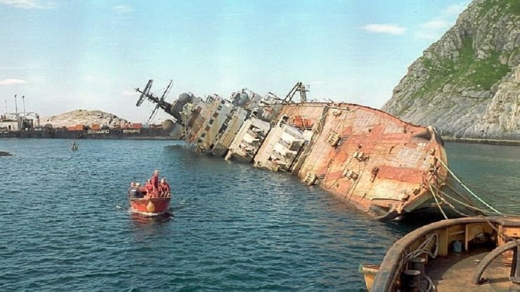 드라이 독에서 해체 철거되었던 소련 해군 경순양함 무르만스크 The dismantled from dry dock of ...