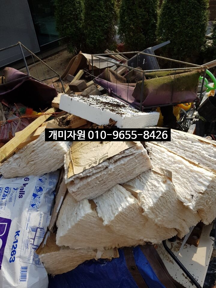 경기도광주판교용인공사현장건축폐기물인테리어리모델링폐기물폐자재폐목재나무수거이사 후 방치되어 있는 혼합 폐기물
