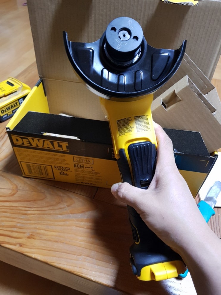 디월트 18V 신형 무선그라인더 DCG413(국내판 DCG405 동급) 해외직구 후기 리뷰! : 네이버 블로그