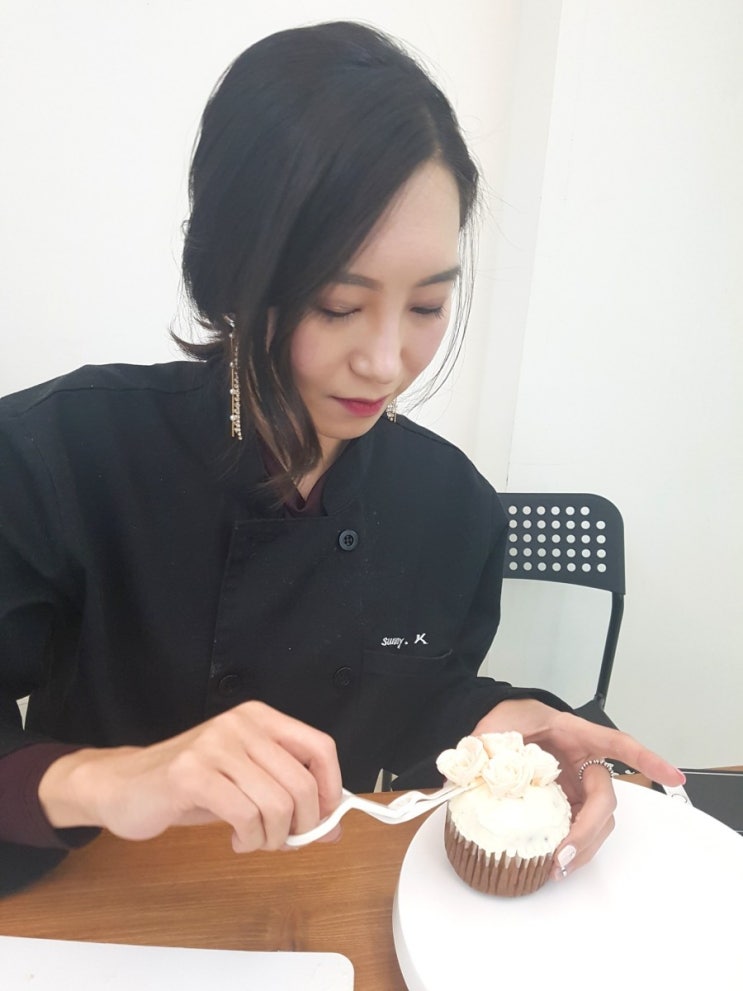 플라워컵케이크 클래스 스마일쿠키 아품곰아품토쿠키 홍대플라워케이크 데조로스튜디오 네이버 블로그