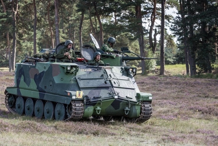 스웨덴 육군 PBV-302 장갑차와 칼 16세 구스타프- Swedish Army PBV-302 IFV & Carl XVI ...