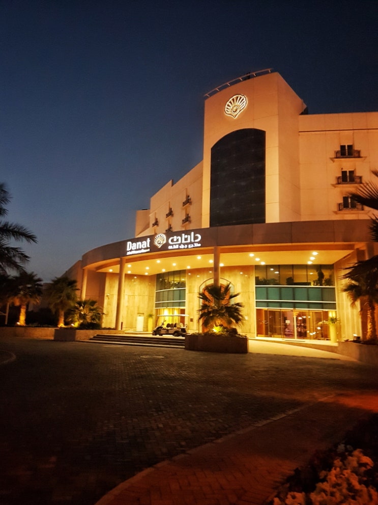 UAE 루와이스 다나호텔(Danat Jebel Dhanna Resort) - Lattitude in-house bar 해피아워 ...