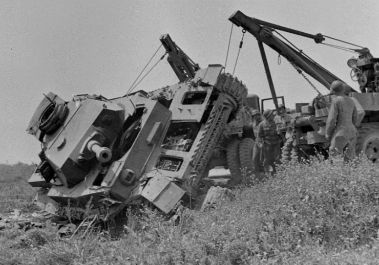 미국 육군의 적전차 수거차량 - US Army wrecker & trailers collecting enemy armored ...