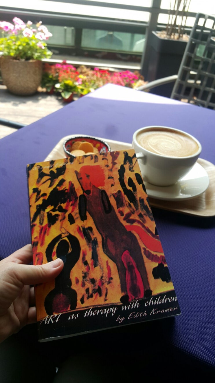 압구정 조용한 까페에서 이디스 크레이머(Edith Kramer)를 만나다 : 네이버 블로그