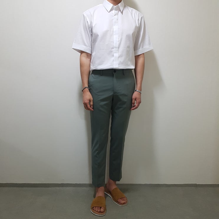 화이트셔츠남자 카키슬랙스 코디카멜 슬리퍼 유뱅의 데일리룩 블로그 네이버 블로그