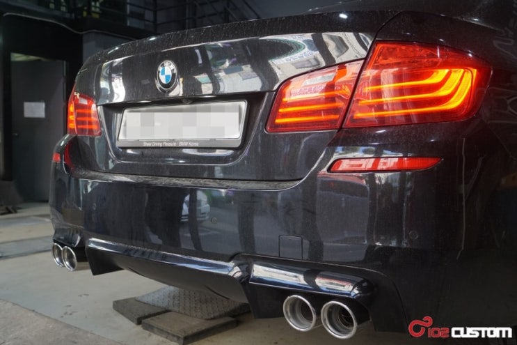 BMW F10 520d 배기튜닝 우아함의 기술! 쿠바텍 사운드부스터 마세라티 모듈 JSR 소리박 스피커 장착 듀얼 머플러튜닝 커스텀 앤드 듀얼 실버 머플러 팁 장착 ...