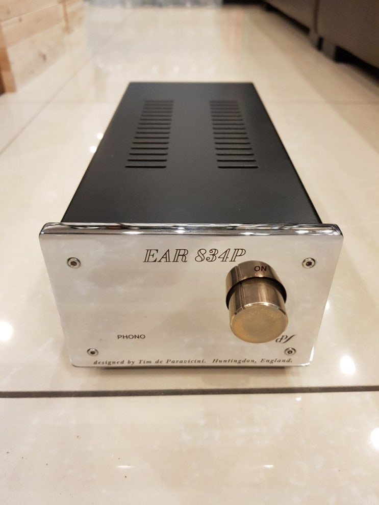 [한음전자] 숍에 영국제 EAR 사의 834P DELUXE 포노 앰프가 진공관을 텔레푼켄 12AX7을 장착된 상태로 숍에 ...