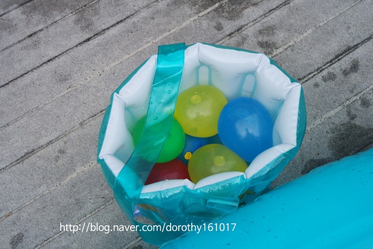 아이의 스트레스를 확 날려줄 물풍선 던지기 놀이 풀장과 함께 놀면 굿 엄마표 미술놀이 네이버 블로그