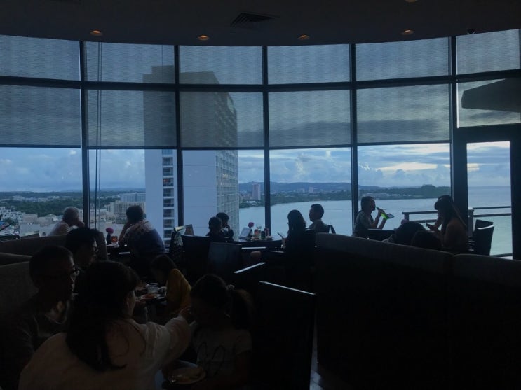 괌 4박 6일 커플여행 - 아웃리거 클럽룸 21층 클럽 라운지바 후기! : 네이버 블로그