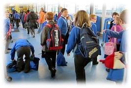 hustle and bustle 분주함, 시끌벅적, 북새통(busy and frenetic activity or ...