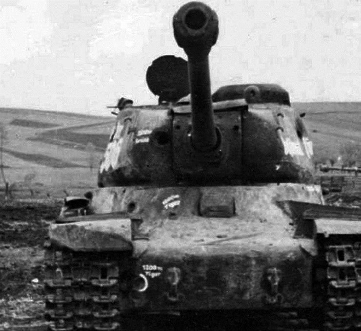 소련군 IS-2 중전차의 타이거-1 88mm 대전차 포탄 관통 홀 Soviet IS-2 Heavy Tank turret ...