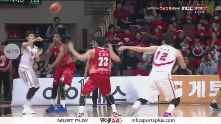 전준범 턴오버-테리 오펜스파울 2017-2018 프로농구 6강 PO 4차 0323 2쿼터 -57초 KGC 44 : 39 현대 ...