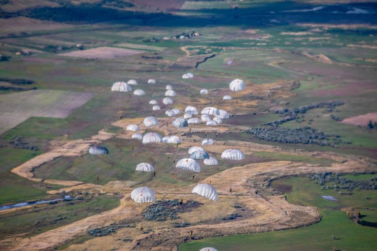 [사진] 우크라이나 공수부대 강하훈련 - 코자크 자유 2018 : 네이버 블로그