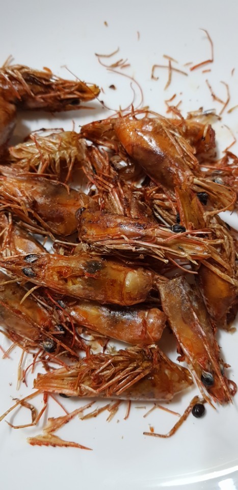 집에서 새우구이 먹는 법~~ 새우머리 버터구이로 바삭하게 마무리~ 새우 2킬로 푸짐하네 10월 제철음식 네이버 블로그