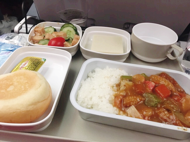 중국국제항공(AirChina) CA907 베이징에서 마드리드 항공편 / 기내식, 쓰리심, 면세점 아줄렌 레스큐 거즈패드 ...