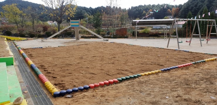 아이클리니 고무경계블럭 안전경계석 모래교체 모래보충 경기도 가평군 방일초등학교 놀이터경계 및 모래장 모래 포설