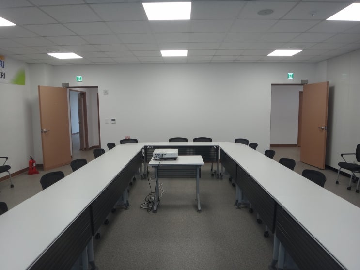 LH 주택 성능 연구 개발 센터에 NEC NP-604X , 캐논 GL-650W,120인치 전동 매립 스크린을 설치한 "월드멀티 ...