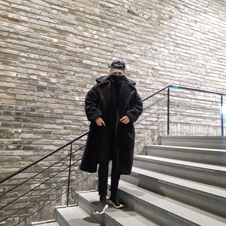 남자 양털코트 코디블랙진발렌시아가 스피드러너 올블랙 유뱅의 데일리룩 블로그 네이버 블로그