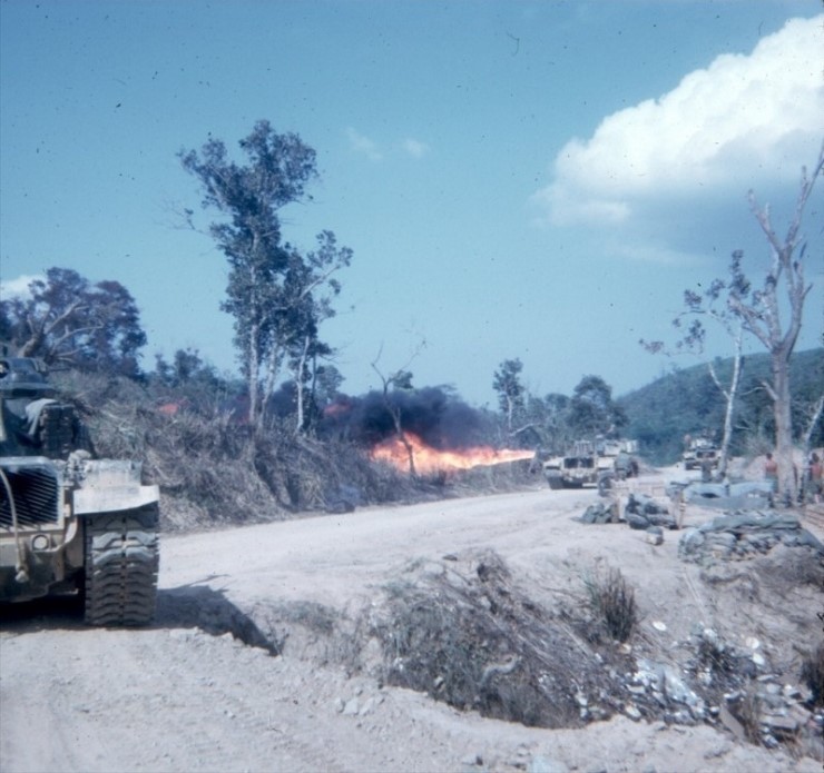베트남 산지의 미군 M67 화염방사 탱크 지포 - US Army M67 Flame Thrower Tank Zippo in the ...