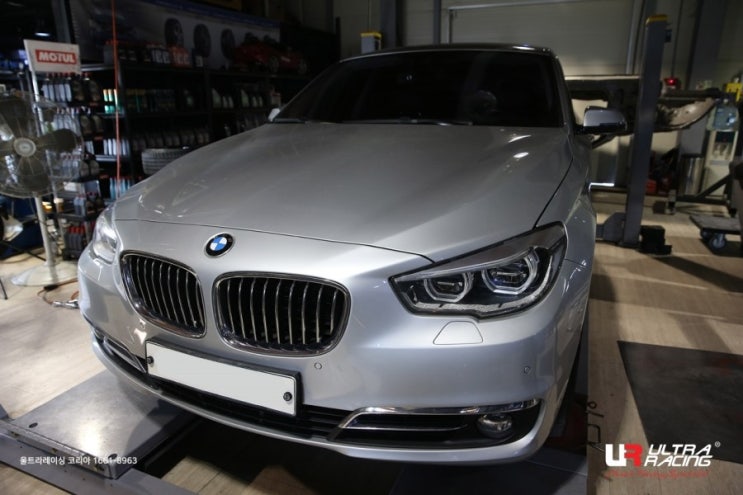 BMW F07 5GT 울트라레이싱 하체보강 프론트 스트럿바, 프론트 언더바 BMW F07 5GT Ultra Racing ...